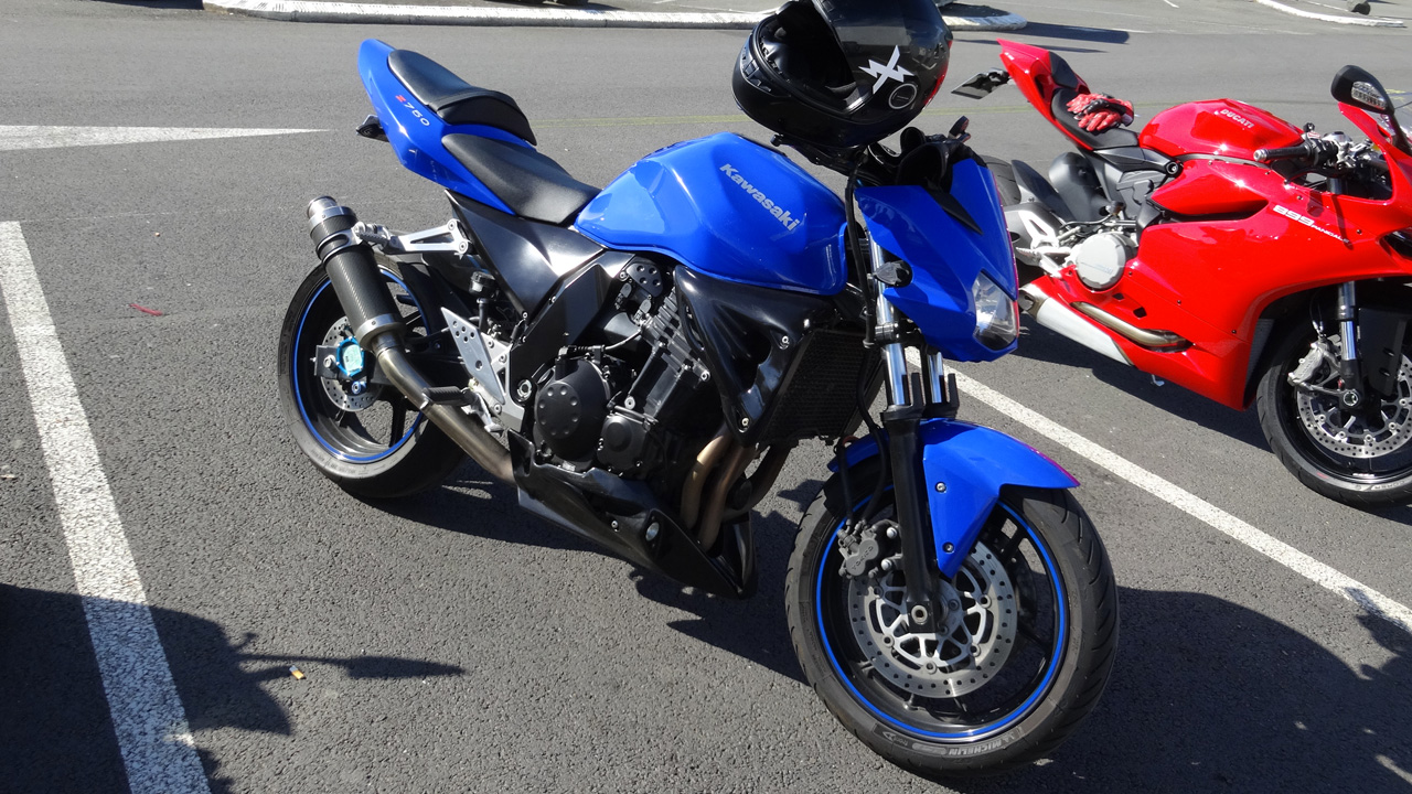 Kawasaki Z750 bleue 2004