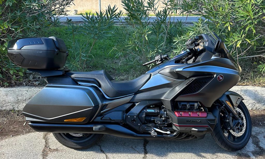 Top Case Givi Maxia V58NN sur la Honda Goldwing