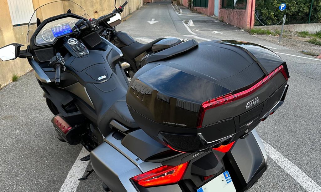 Top Case Givi Maxia V58NN sur la Honda Goldwing